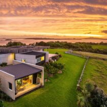 WAIHEKE ISLAND, Auckland - Unique villa with exquisite seascape views ...